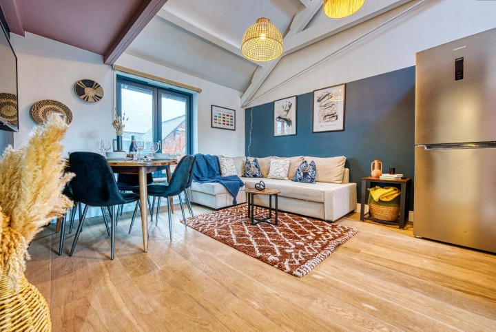 Ashcroft Loft By Home Stays Management - Stunning 3 Bedroom, 2 Bathrooms, Charming Central Apartment Featuring A Balcony - Gloucestershire