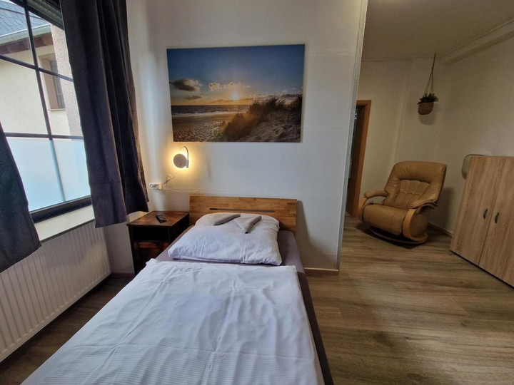 Fewo 3, 4 Schlafzimmer, 3 X Bad Dusche, Große Küche, Aufenthaltsraum - Duisburg