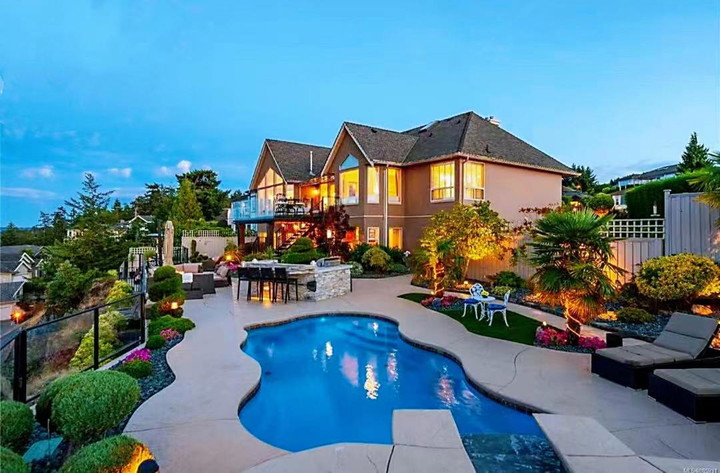 Oceanfront Gated Villa - Nanaimo