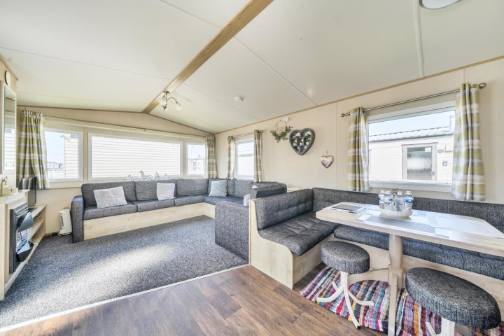 Sleeps 8 - Communal Spa Access - Parking - Rhyl
