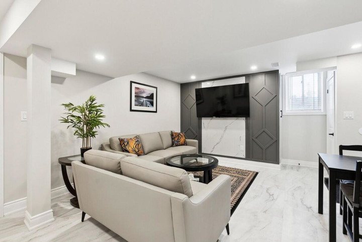 Baker Hill Executive Suite 2 Br Basement Apartment With Full Kitchen And Bath - Ontario