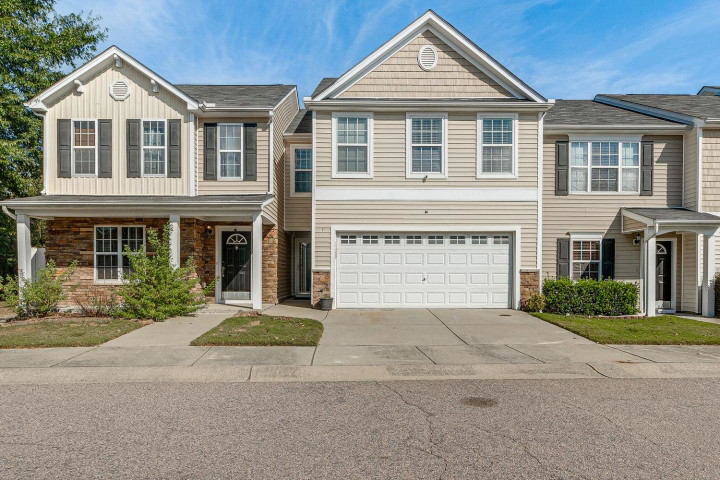 Centrally Located Raleigh Townhome W/ Pool Access - Raleigh, NC