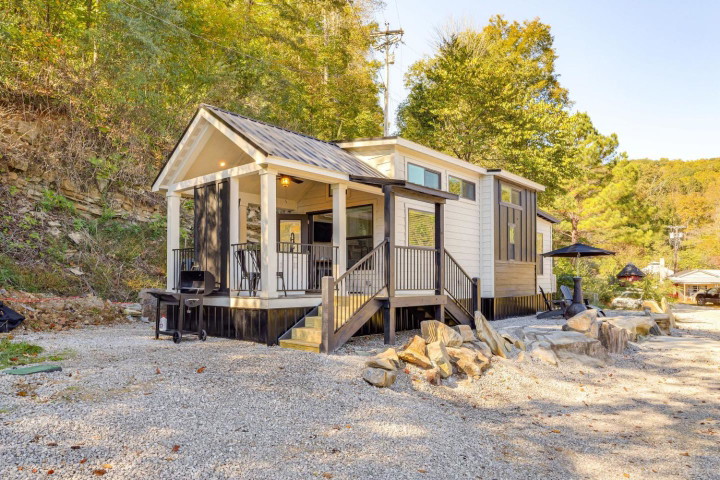 Deck, Grill & Pond: Modern Cookeville Gem - Cookeville, TN