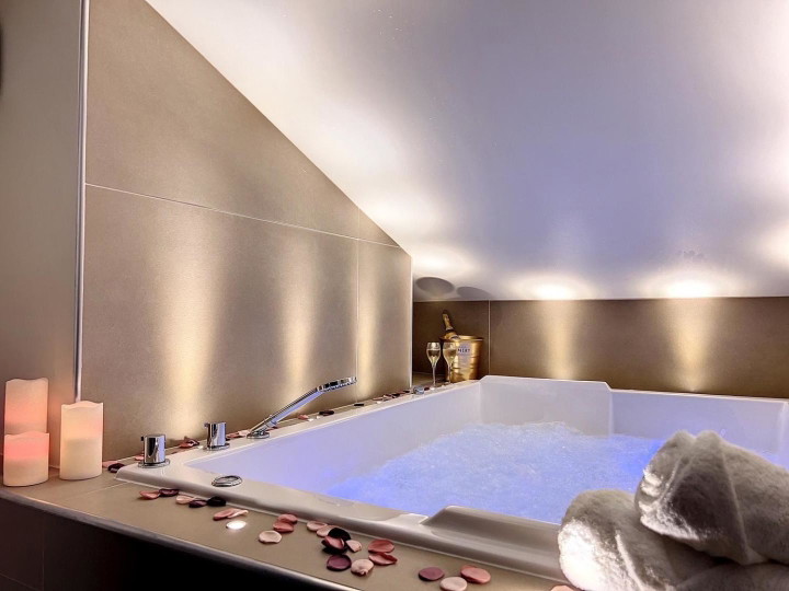 Cocon Blanc Câlin Avec Jacuzzi Privatif - Loveroom Insolite - Saint-Étienne