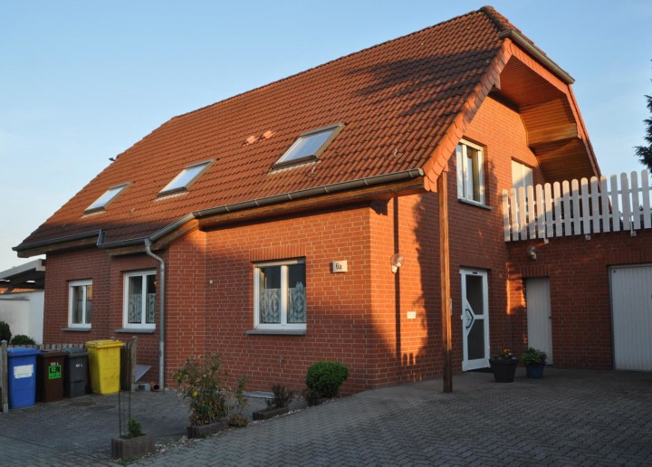 Gäste-und Ferienwohnung Magdeburg Alt-olvenstedt, Zwei Schlafzimmer, Treppenlift, Ruhige Lage, Nähe Klinikum Und Abfahrten A 2 Und A 14 - Magdeburg