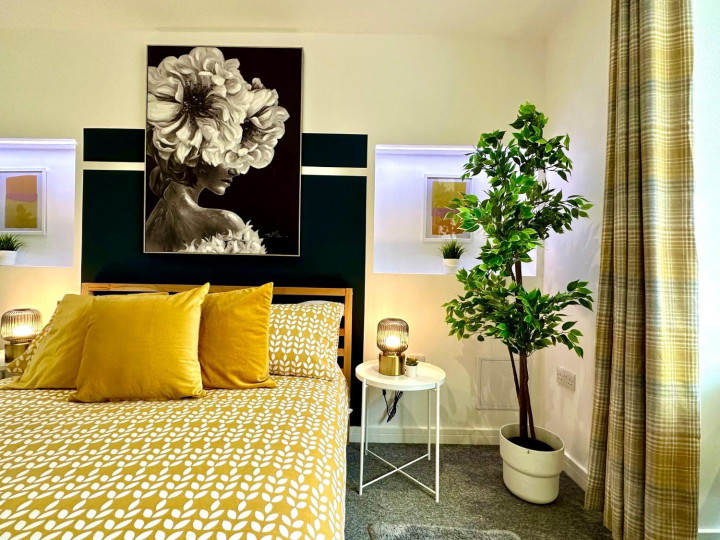 Massive New 8 Bedroom House Sleeps Up To 21 - Accepts Groups - Great Location - Free Parking - Fast Wifi - Smart Tvs - Sleeps Up To 21 People - Close To Bournemouth & Poole Town Centre & Sandbanks - Wimborne Minster