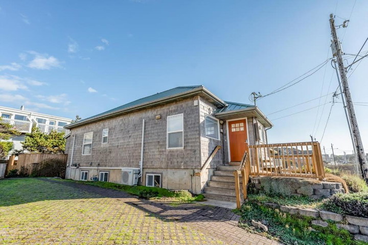 One Block To The Ocean & Nye Beach Sunny Home With Fireplace Foosball & Wifi - Newport, OR