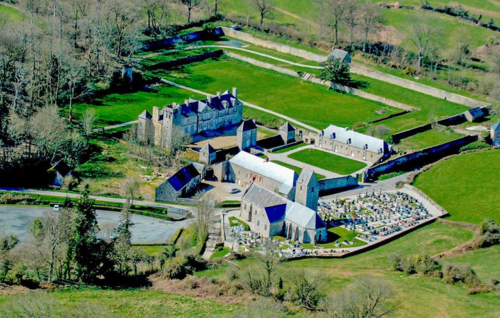 Beautiful Home In Gonneville-le-theil - Manche