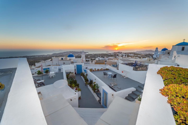 Labyrinth Traditional Houses - Santorini