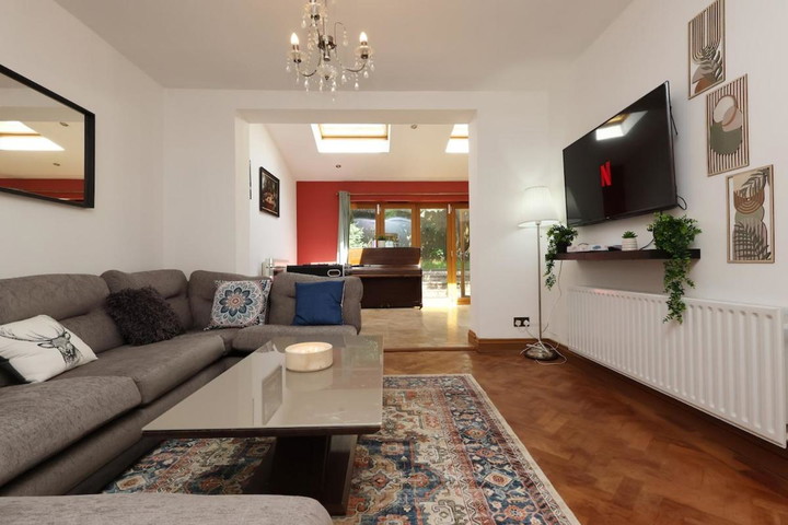 Modern 4 Bedroom Home With Jacuzzi & Driveway Free Parking - Barry