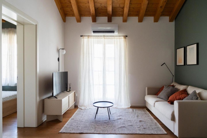 Double Private Parking, 2 Bedrooms & 2 Bathrooms - Elegant Apartment In Old Town - Udine