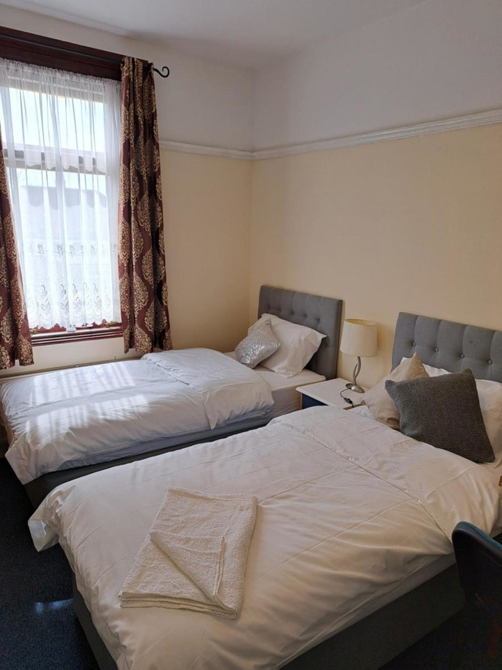 Double Room- London Seven Kings Train Station - Romford