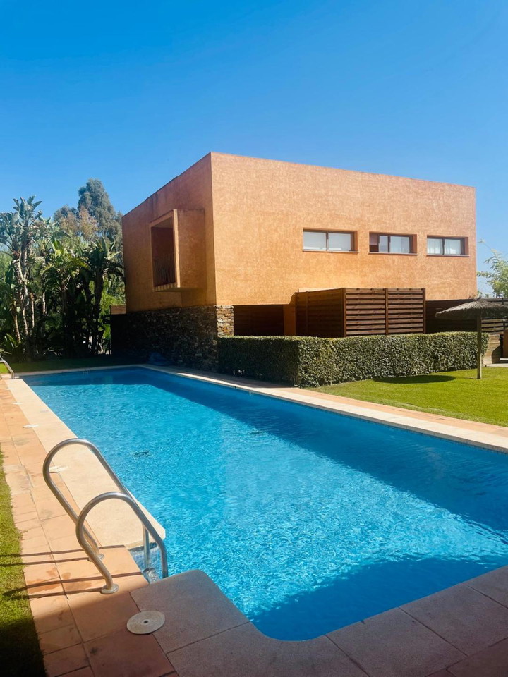 Preciosa Casa De Diseño Ideal Para Familias - Vera