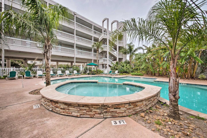 Steps To Sand + 2 Pools! Galveston Coastal Getaway - Galveston Island, TX