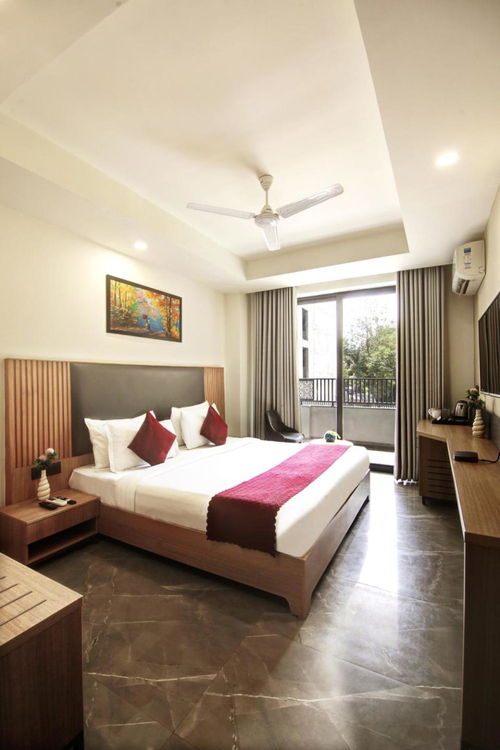 Saltstayz Premier - Cyber Hub - Gurugram