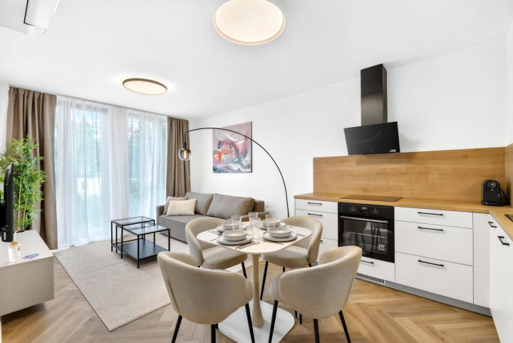 Bright Family Apartment For 6 - Ac & Private Parking - Bratislava