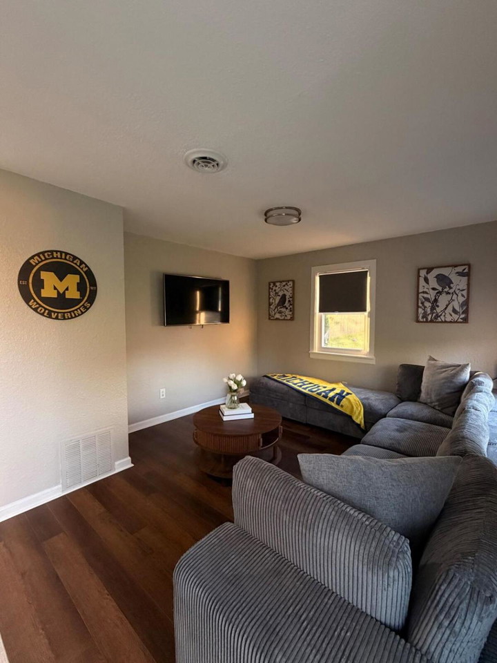 Modern Luxury Guest House Near Ann Arbor & Umich - Ann Arbor, MI