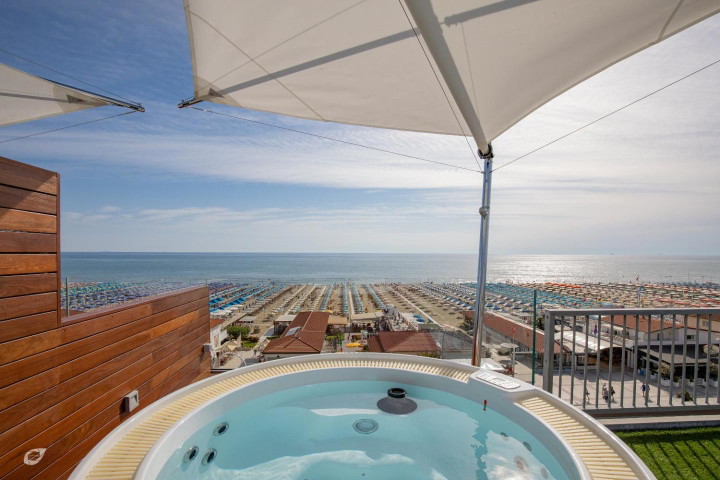 Beachfront Penthouse With Private Parking - Forte dei Marmi