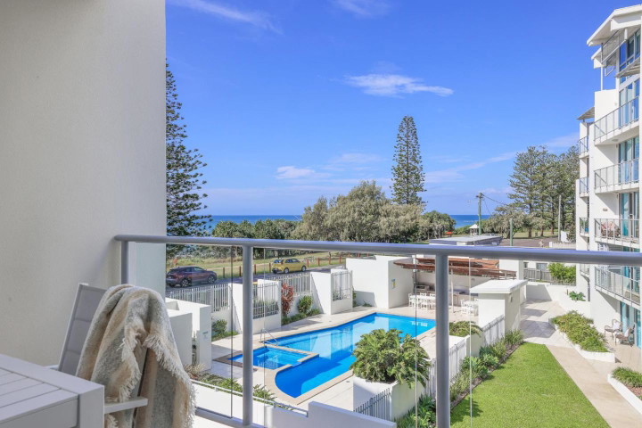 Dwell 40, Oceanfront Apartment - Bargara
