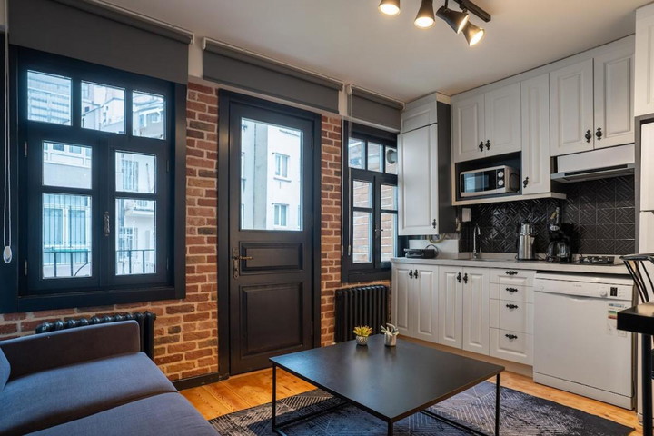 Cozy Urban 1br Nest With Balcony Charm - Istanbul