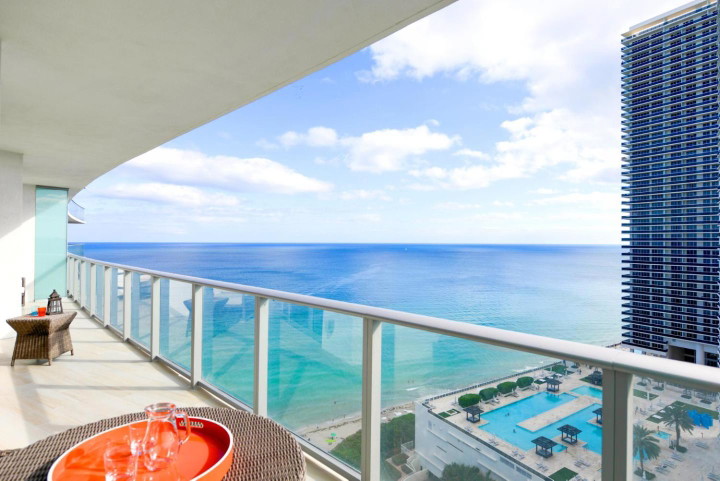 Luxury Beachfront Condo W Top Amenities - Hollywood, FL
