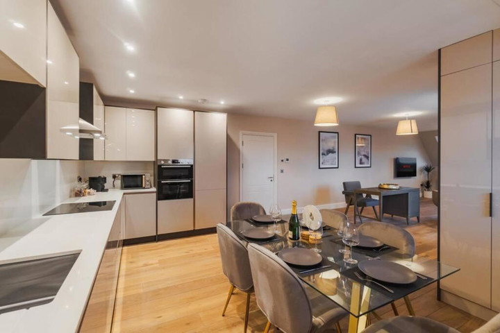 2br Luxury Penthouse, Cinema Room, Private Parking - By Tempstay - Maidenhead