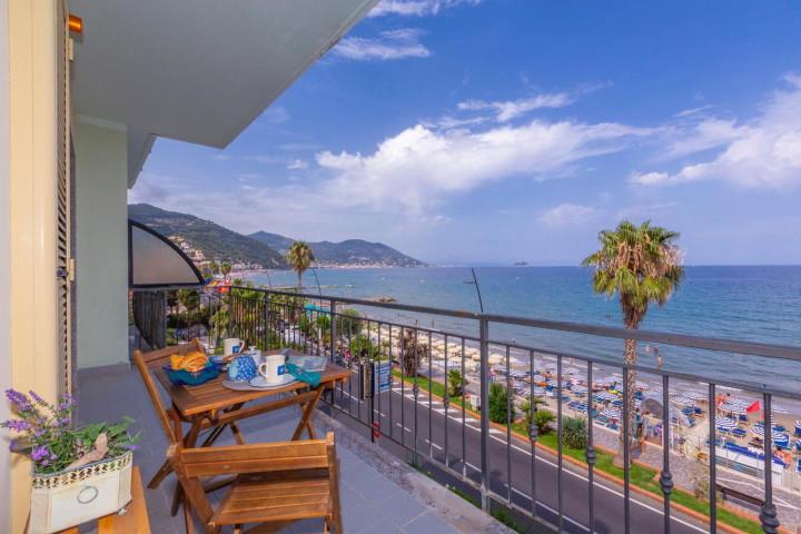 Laigueglia Beach, Seafront Sea-view Balcony - Happy Rentals - Alassio