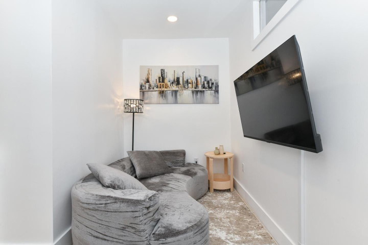 Chic 2br Steps To Central Park - Queens, NY