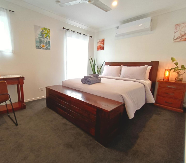 Deluxe Queen Room - Shared Bathroom - Brisbane