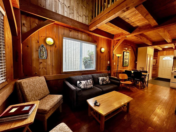 Waterfront Timber-frame Cottage! - Ucluelet