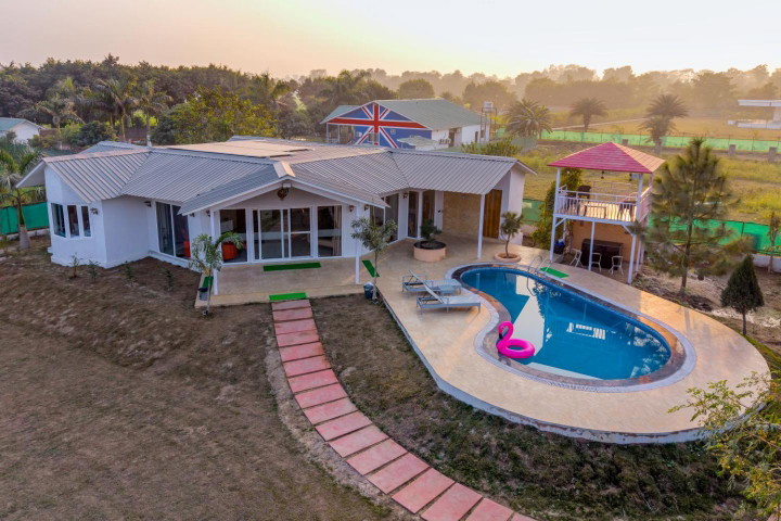 Elivaas Signature Vedaaz Farms Pet-friendly 4-bhk Villa With Private Outdoor Pool And Garden Area - Faridabad