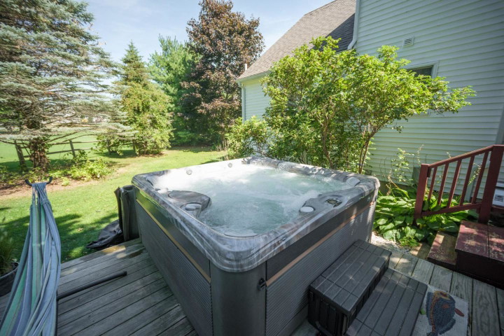 Spacious Country Home, Hot Tub, Fire Pit, Deck - Waterville, ME