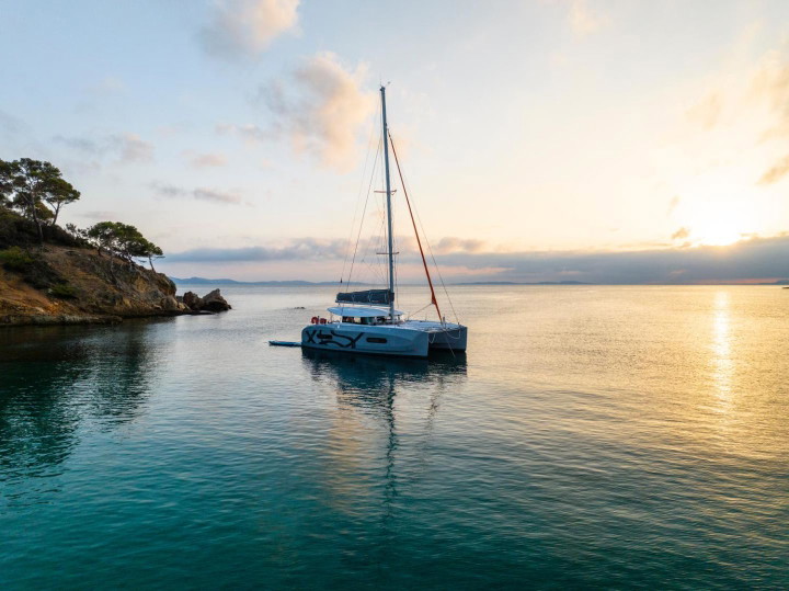 Private Luxury Catamaran Cruise - Carros