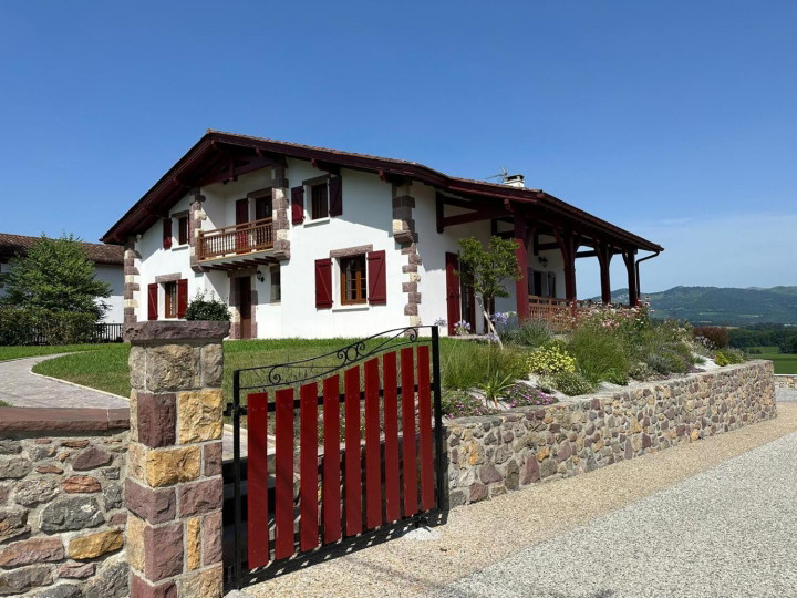 Location D'une Maison Typique Du Pays Basque - Bidarray