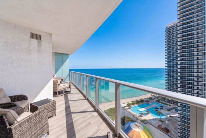 Oceanfront Luxury Apartment Right On The Beach With Pool And Gym - Hollywood, FL