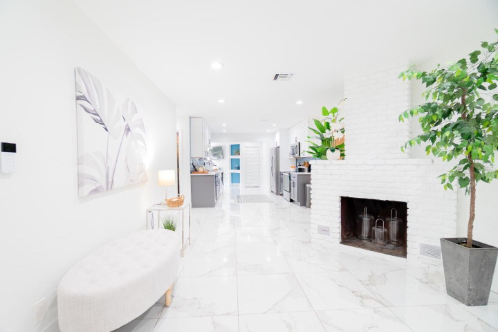 West Palm Beach Elegant 5br With Hot Tub And Fire Pit Near Beach - West Palm Beach, FL