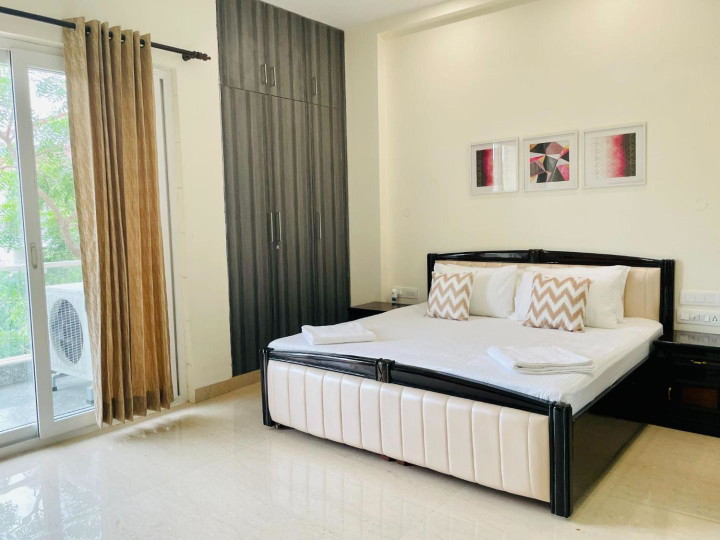 Bluo Studio4 Golf Course Road - Gym, Balcony, Lift - New Delhi