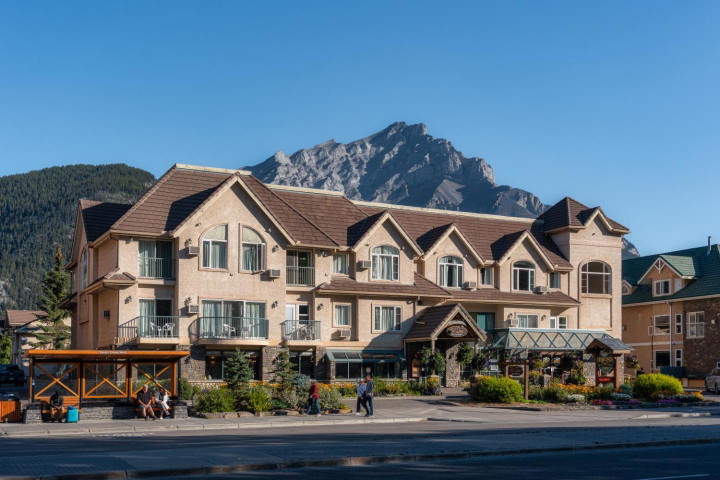 Irwin's Mountain Inn - Alberta