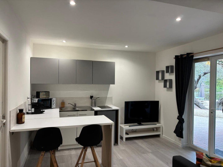 La Cigalière 1 Charmant T1 Bis Avec Terrasse Dans Villa - Cuers