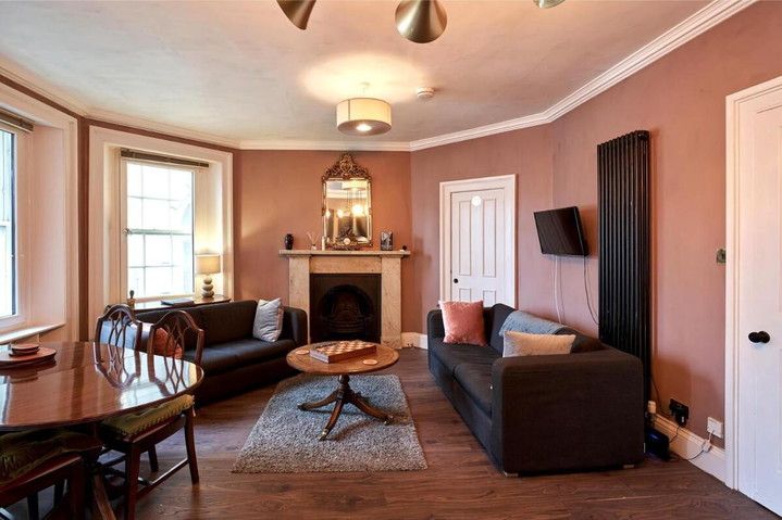 3 Bedroom Apartment - Historic Old Town - Leith