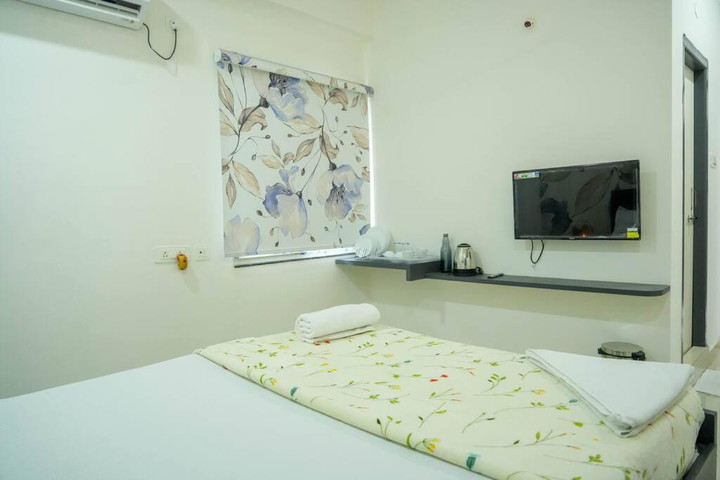 A/c Room With Queen Bed Gachibowli -