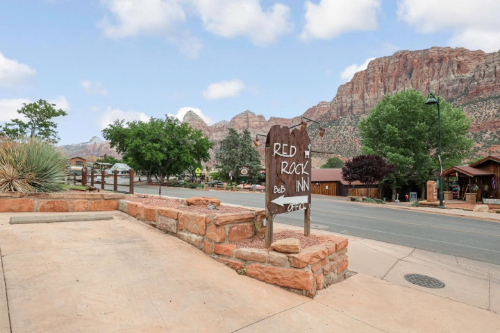 Red Rock Inn Cottages - Zion National Park, UT