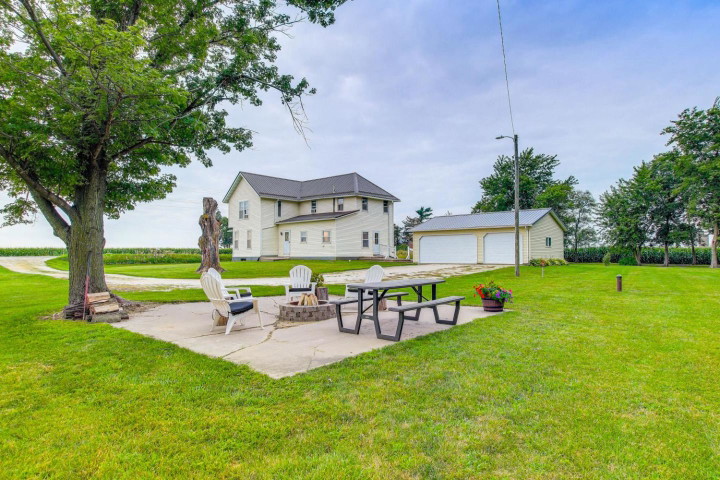 Marion Retreat W/ Patio, Grills & Fire Pit - Cedar Rapids, IA
