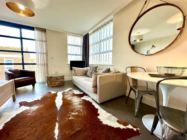 Beautiful Couples Retreat - Free Parking & Wifi - 1 Minute Walk To Poole Quay - Great Location - Free Parking - Fast Wifi - Smart Tv - Newly Decorated - Sleeps Up To 2! Close To Poole & Bournemouth & Sandbanks - Poole