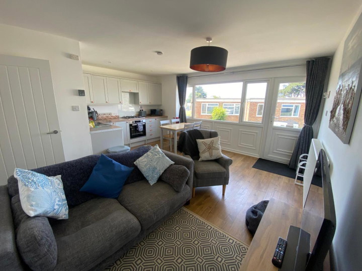 Beau - Brambles Chine, Colwell Bay, Nr Yarmouth - 5 Star Wifi - Short Walk To The Hut And Beach - Ferry Offers - Isle of Wight