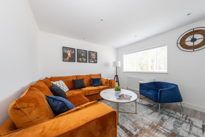 Contractors Favourite, Luxury Living, Large Premium House, Newly Built, Free Parking For Up To 4 Vehicles, Great Access To Central Luton & The M1 And A6 - Dunstable