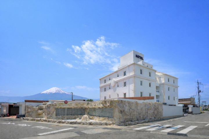 Be Free Hotels甲府は2025年8月にカップル専用のホテルをフルリノベーションした まったく新しいスタイルのホテルです様々なご利用者様の自由な過ごし方を提供するホテルとしてBe Free Hotelsと名付けました - Shizuoka