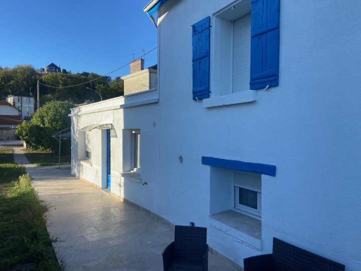 Jolie Maison Aux Volets Bleus Des Bords De Loire - Sologne