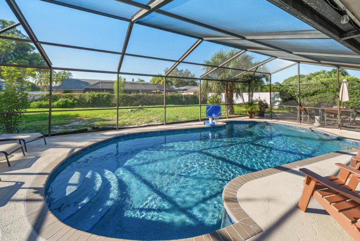 Tropical 3bd 2bth Poolside Retreat Near Beaches - Anna Maria Island, FL