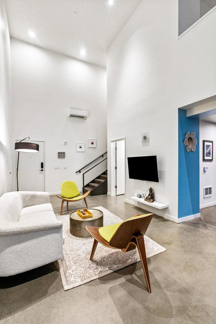 Posh Lofty Pad In Central Redmond - 92 Walkscore! - Redmond, WA